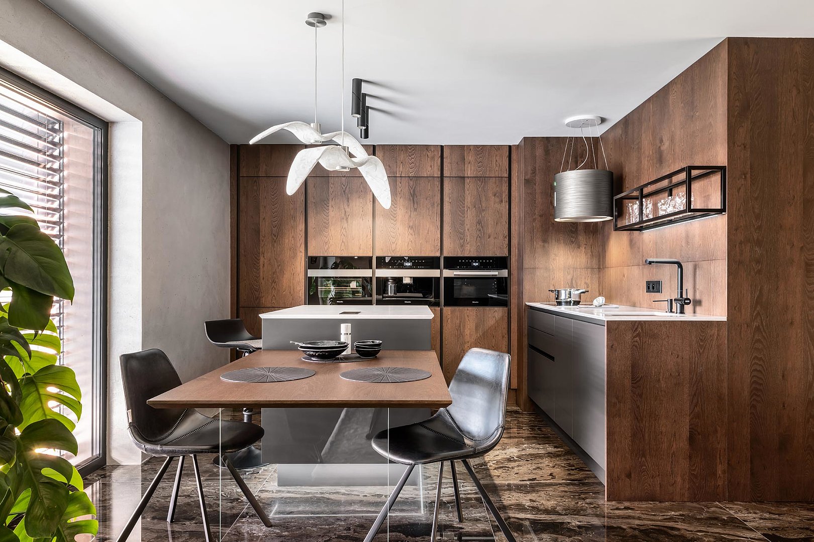 Osobitý interiér s tmavou rustikální dýhou — HANÁK Nábytek